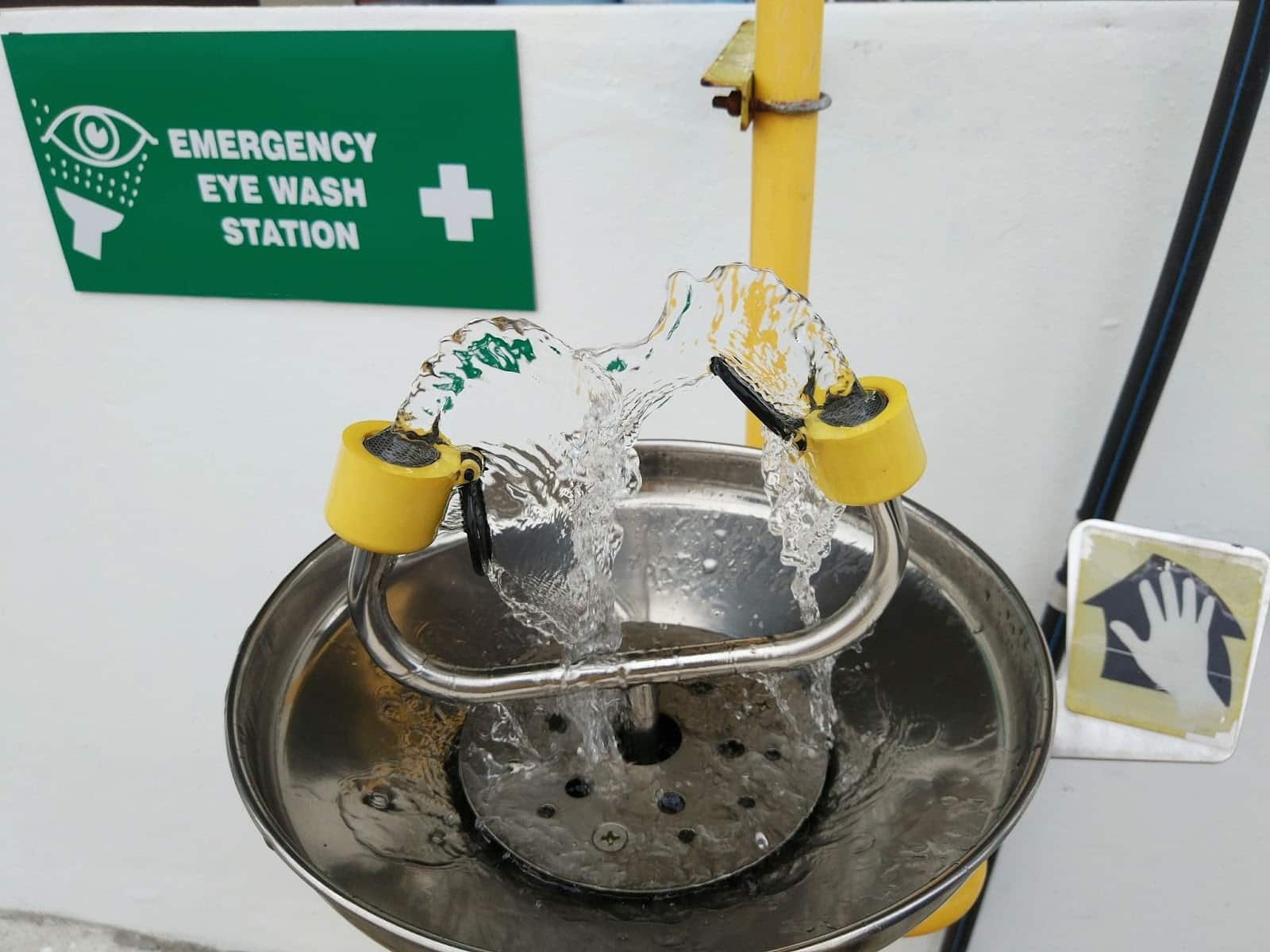 How To Use An Emergency Eyewash Station